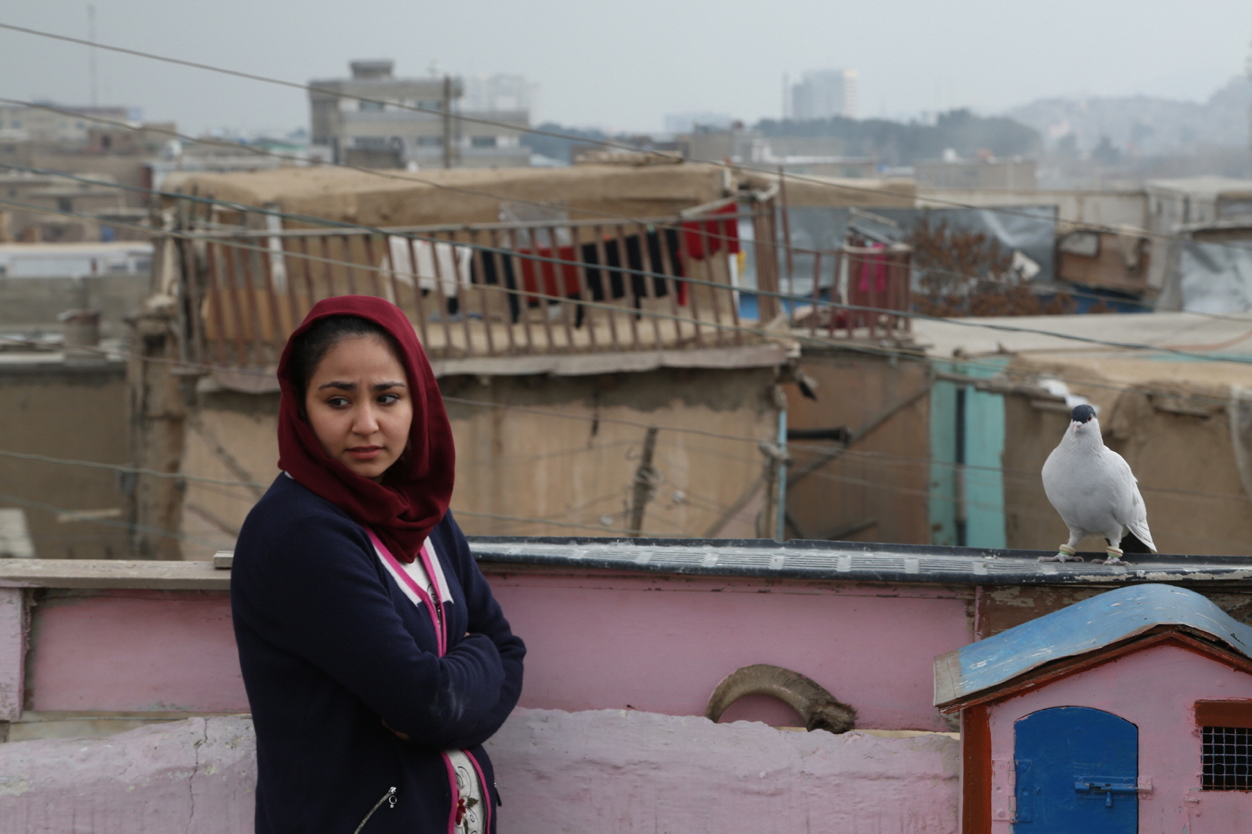 Sahraa Karimi: la cineasta afgana que logró salir de Kabul - ZoomF7